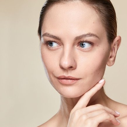 Repulper vos joues creusées par injection d'acide hyaluroniq